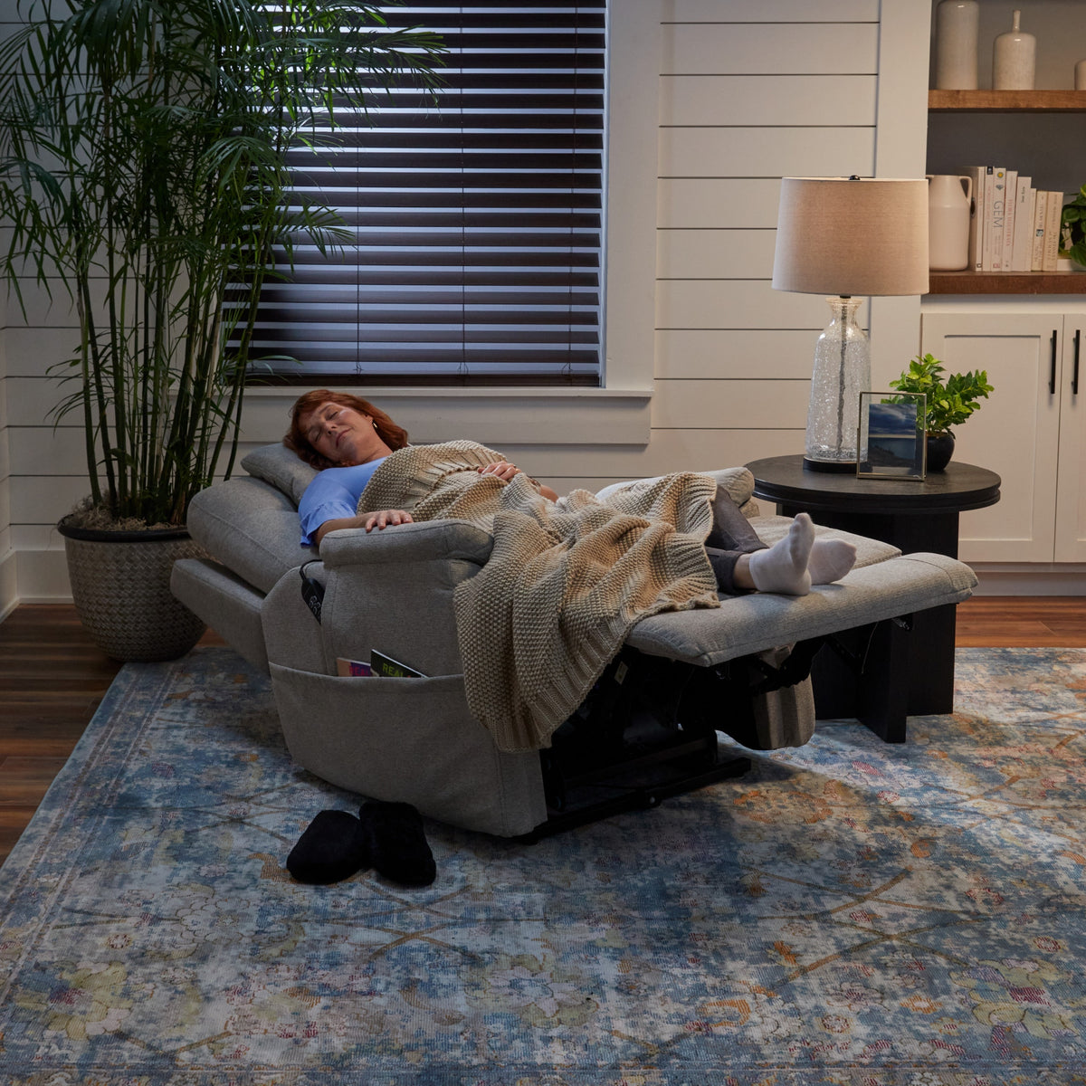 Zecliner Petite Power Lift Recliner with Power Headrest & Lumbar